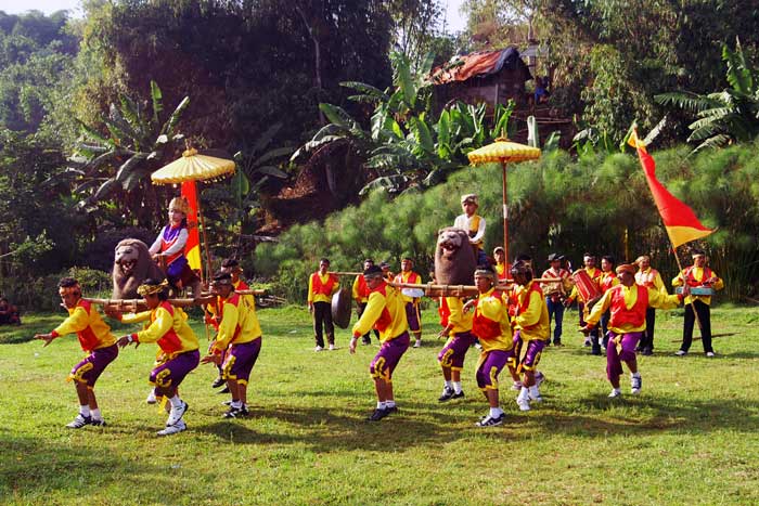 Sisingaan di Cijawura » Budaya Indonesia